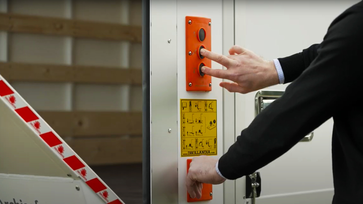 Easy Box: a moving van with electric tailgate lift - News